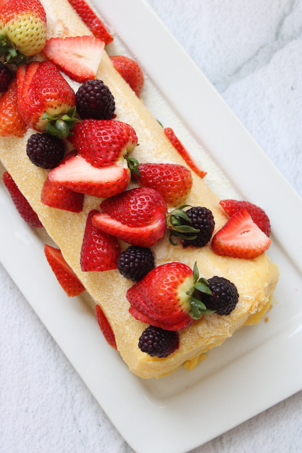 Enrollado de Maná y Frutos rojos - Postres Diana Carrion