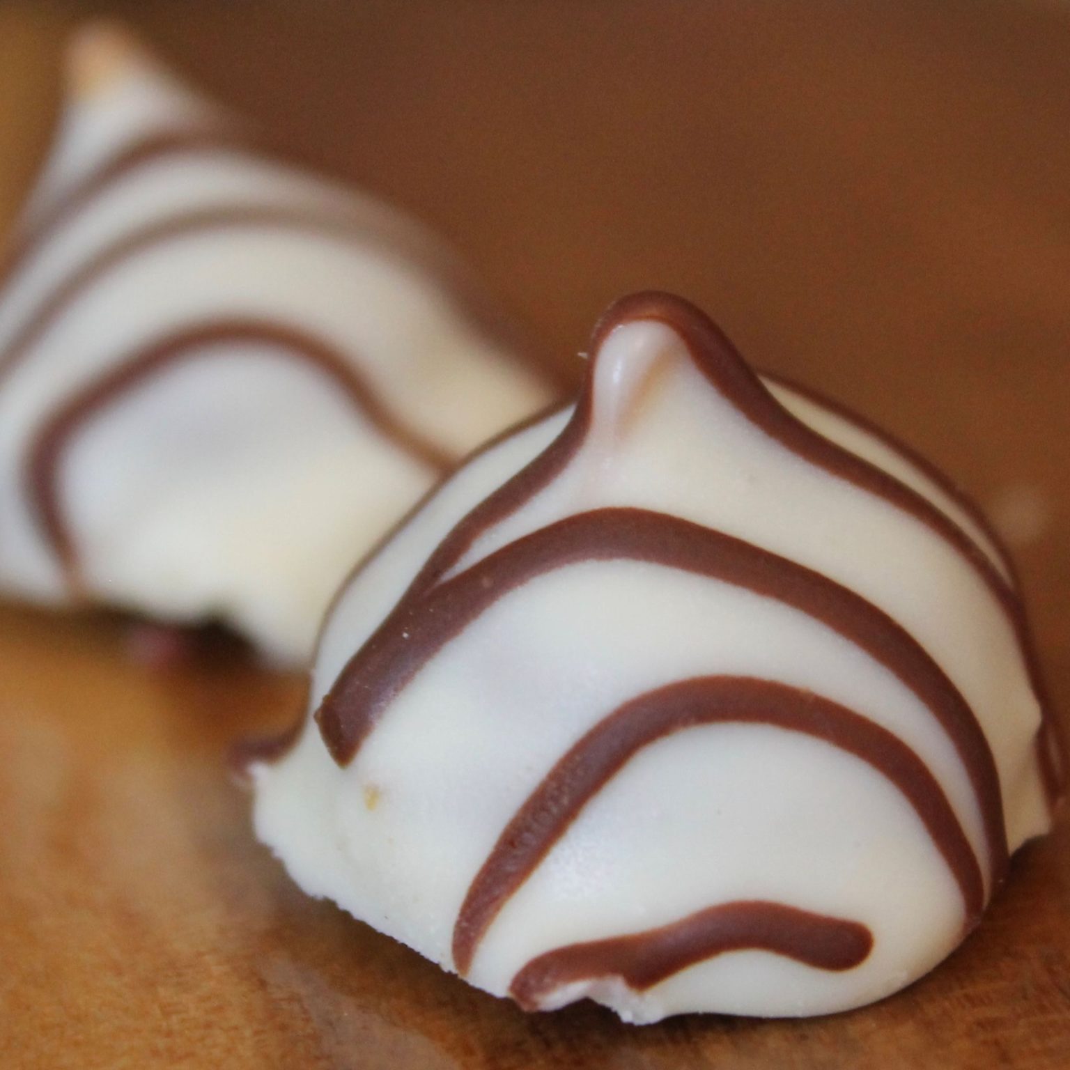 Conitos de Manjar y Chocolate Blanco - Postres Diana Carrion