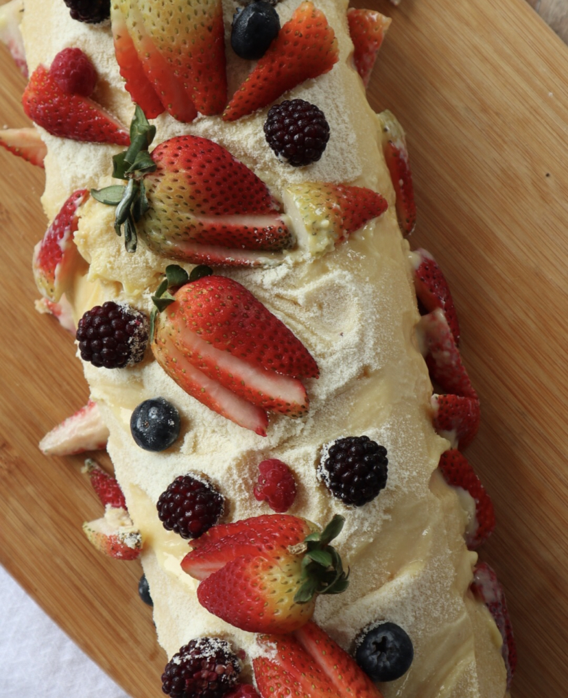 Enrollado de Maná y Frutos rojos - Postres Diana Carrion